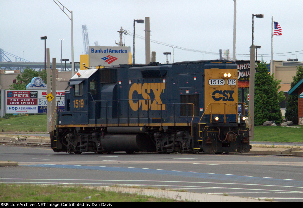 CSX GP15T 1519 leads Y224-19 across Delaware Avenue
